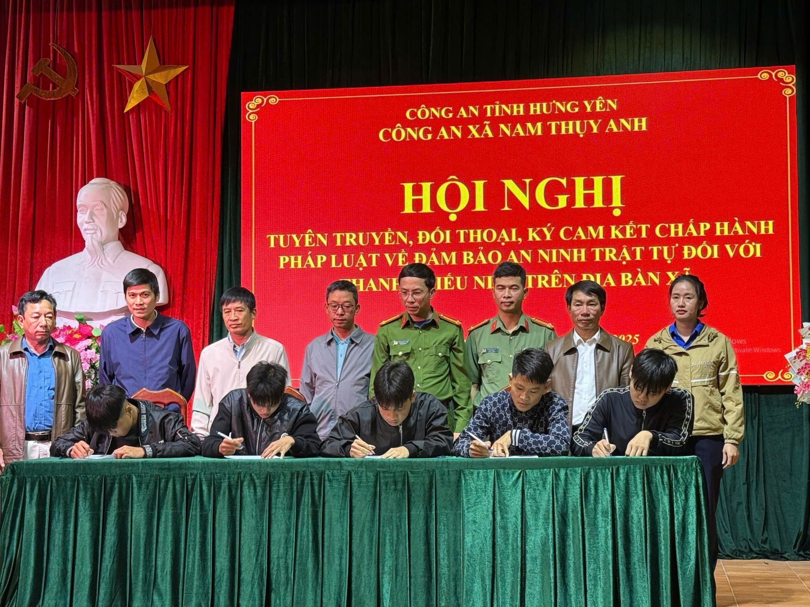 Công an xã Nam Thụy Anh tổ chức hội nghị tuyên truyền, đối thoại và ký cam kết chấp hành pháp ...